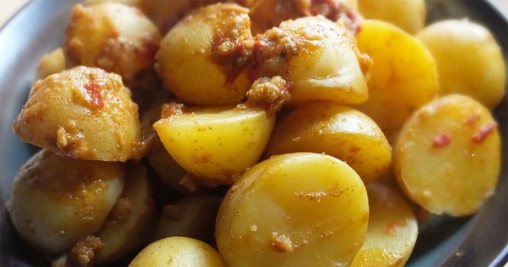 Chtitha batata: Pommes de terre algériennes en sauce rouge - Sos Recette