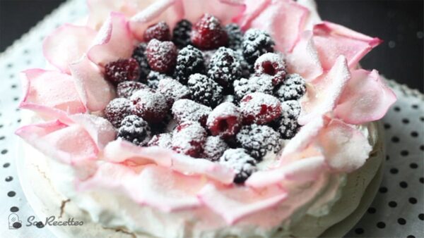 Pavlova (Gâteau meringué aux fruits) - Sos Recette